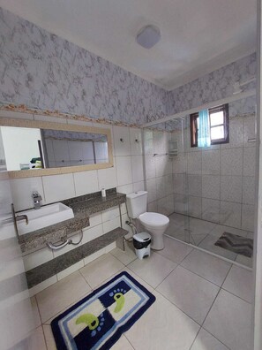 Um polibã, toalhas fornecidas, sabão, champô 