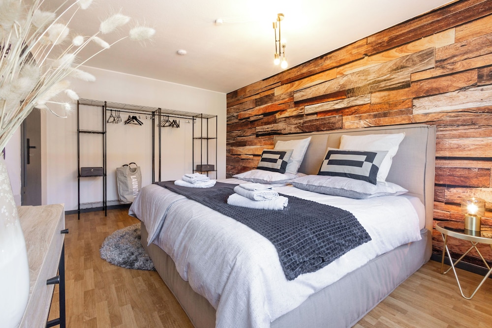 Stillvolles Und Gemütliches Zwei Zimmer Apartment Mit Balkon Im Bergischen Land - Köln