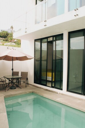 Apartamento Familiar, vista para a piscina | Terraço/pátio interior