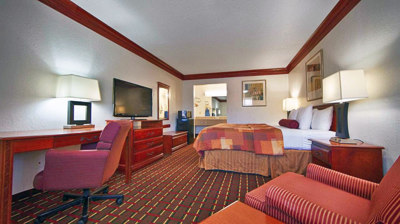 Spacious King Room At Scottish Inns - Decatur, With Complimentary Breakfast - Decatur, TX