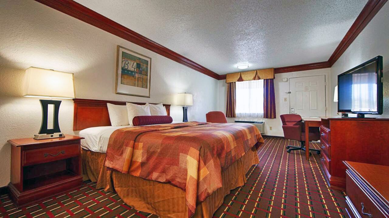 Budget-friendly Room With Free Continental Breakfast | Near Decatur Square - Decatur, TX