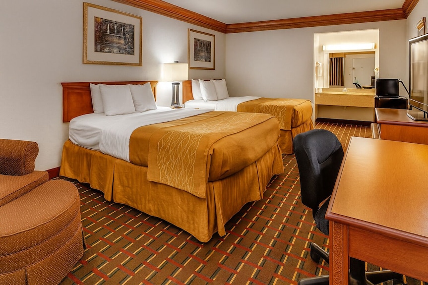 Affordable Inn Decatur Double Queen Room, Enjoy Complimentary Breakfast, 2 Units - Decatur, TX