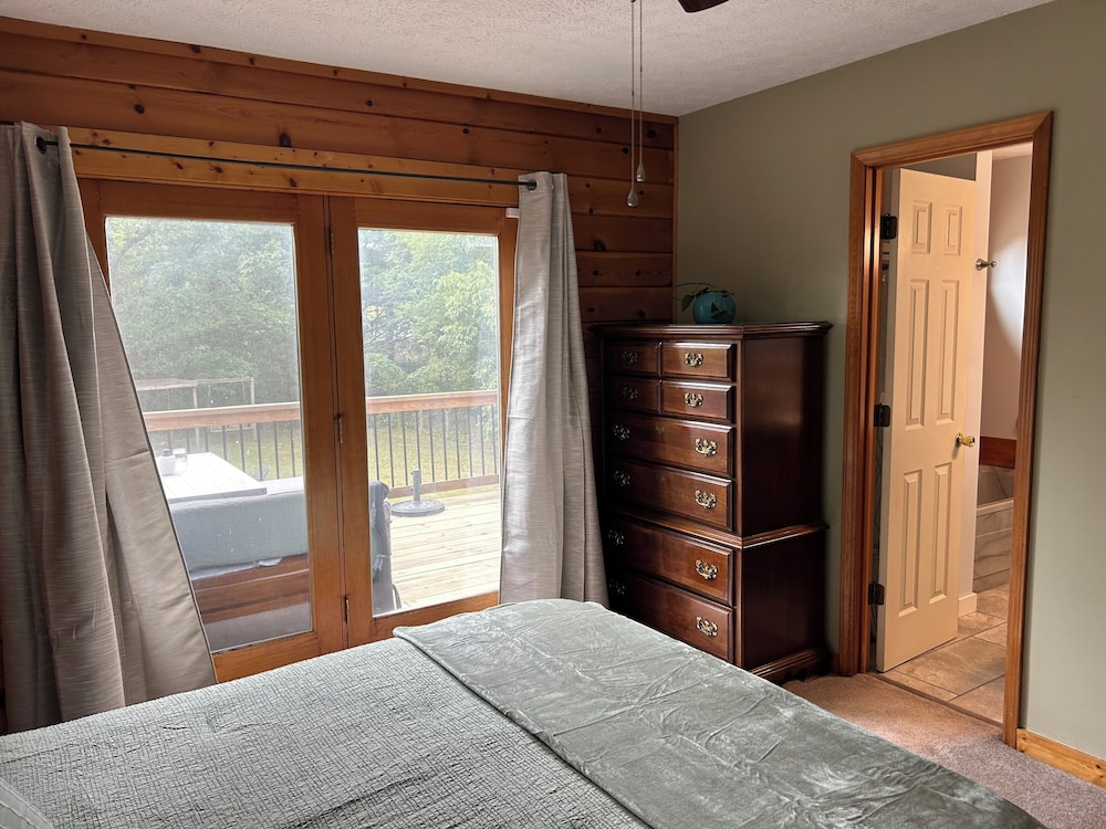 Four Bedroom Log Cabin, Less Than 5 Miles To Lane Stadium! - Blacksburg, VA