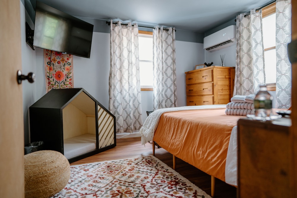 Pawfect Family Retreat! 2bd,1ba,loft. W privateDogPark,Cls to ski,hike ...