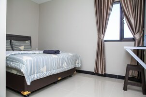 Quarto Duplo Standard | Secretária, secretária adequada para computadores portáteis 