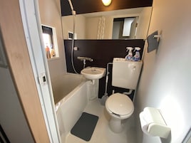 Uma combinação polibã/banheira, artigos de higiene pessoal grátis