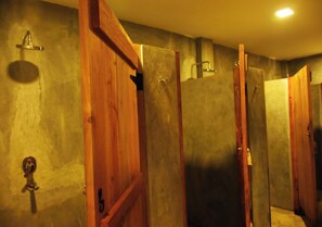 Tenda, junto ao jardim | Casa de banho | Um polibã, artigos de higiene pessoal grátis, toalhas fornecidas, sabão 
