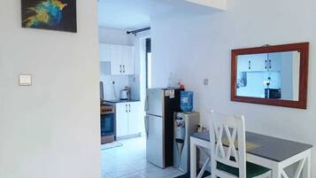 Apartamento Familiar, varanda, Vista para a cidade | Cozinha privada | Um frigorífico, um micro-ondas, utensílios de cozinha