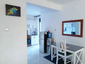 Apartamento família, sacada, vista para a cidade | Cozinha privada | Geladeira, micro-ondas, talheres/pratos/utensílios de cozinha