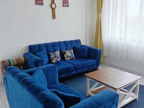 Apartamento família, sacada, vista para a cidade | Área de estar | Smart TV 24 polegadas com canais digitais