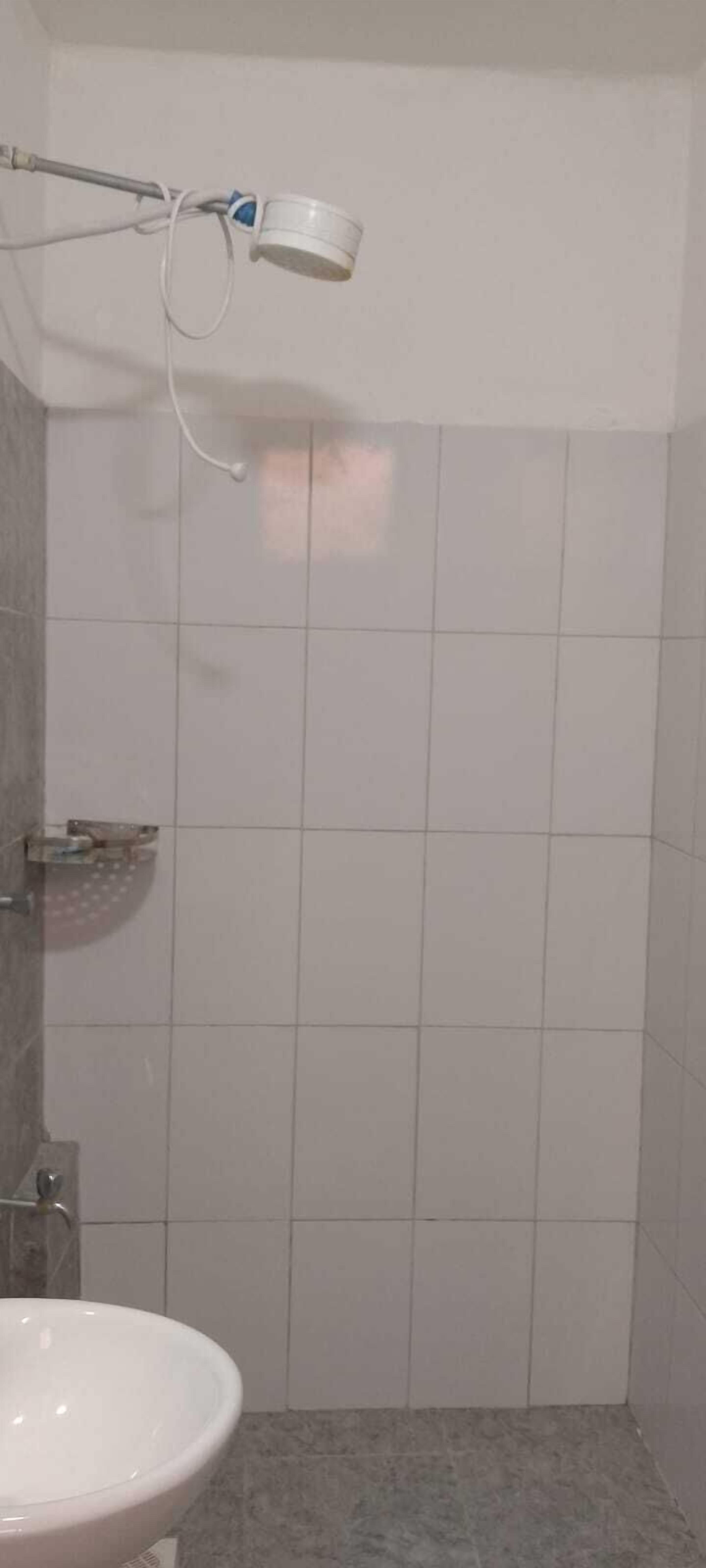 Apartamento elite, sacada, vista para a cidade | Banheiro | Chuveiro, chinelos, toalhas de banho, sabonete