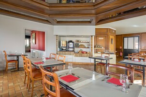 Café da manhã com buffet diário (EUR 12 por pessoa) 