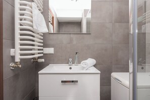 Estúdio urbano, cozinha americana | Banheiro | Secador de cabelo, toalhas de banho, sabonete, shampoo