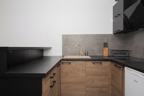 Estúdio urbano, cozinha americana | Cozinha americana privada | Geladeira, cooktop, chaleira elétrica