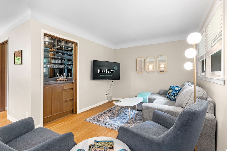 Minnestay* Minikahda Vista | Hot Tub - Eden Prairie, MN