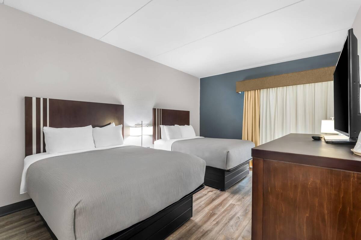 Quarto standard, 2 camas Queen, para não fumantes | Ferros/tábuas de passar roupa, Wi-Fi de cortesia