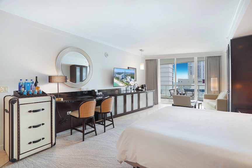 Fontainebleau -Sorrento- Ocean View Jr. Suite-free Valet & Spa-no Resort Fees! - Miami Beach, FL