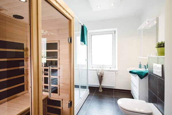 Ferienwohnung für bis zu 4 Personen mit IR-Sauna | Banheiro | Chuveiro, toalhas de banho, papel higiênico