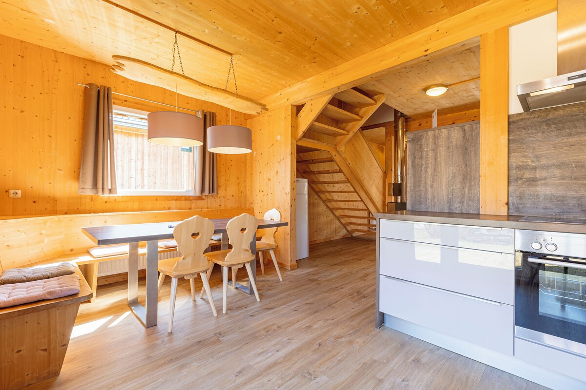 Chalet # 47b  mit 4 Schlafzimmern & IR-Sauna | Sala de estar | TV de ecrã plano 