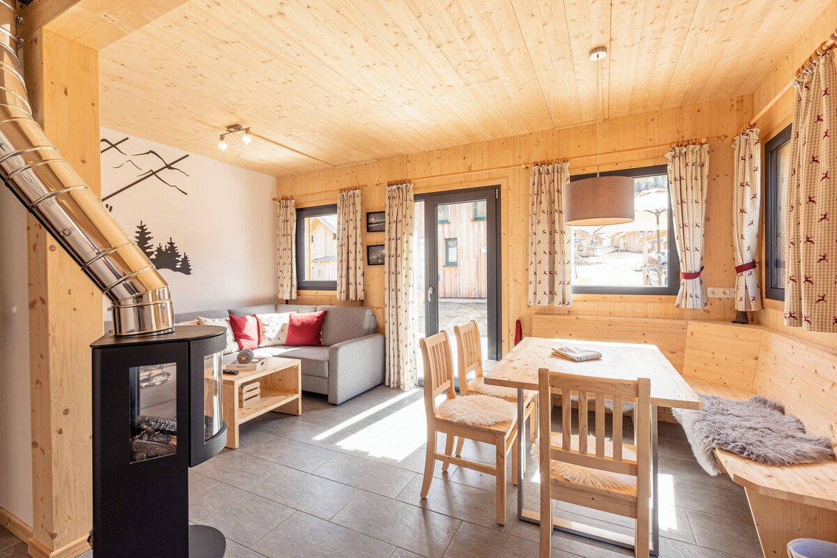 Chalet # 58  mit 2 Schlafzimmern, IR-Sauna & Whirlpool | Sala de estar | TV de ecrã plano 