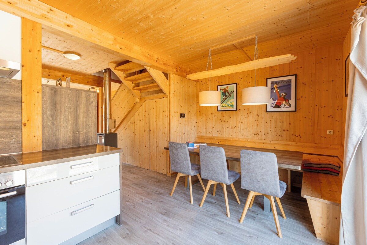 Chalet # 63a  mit 4 Schlafzimmern, IR-Sauna & Whirlpool | Sala de estar | TV de ecrã plano 