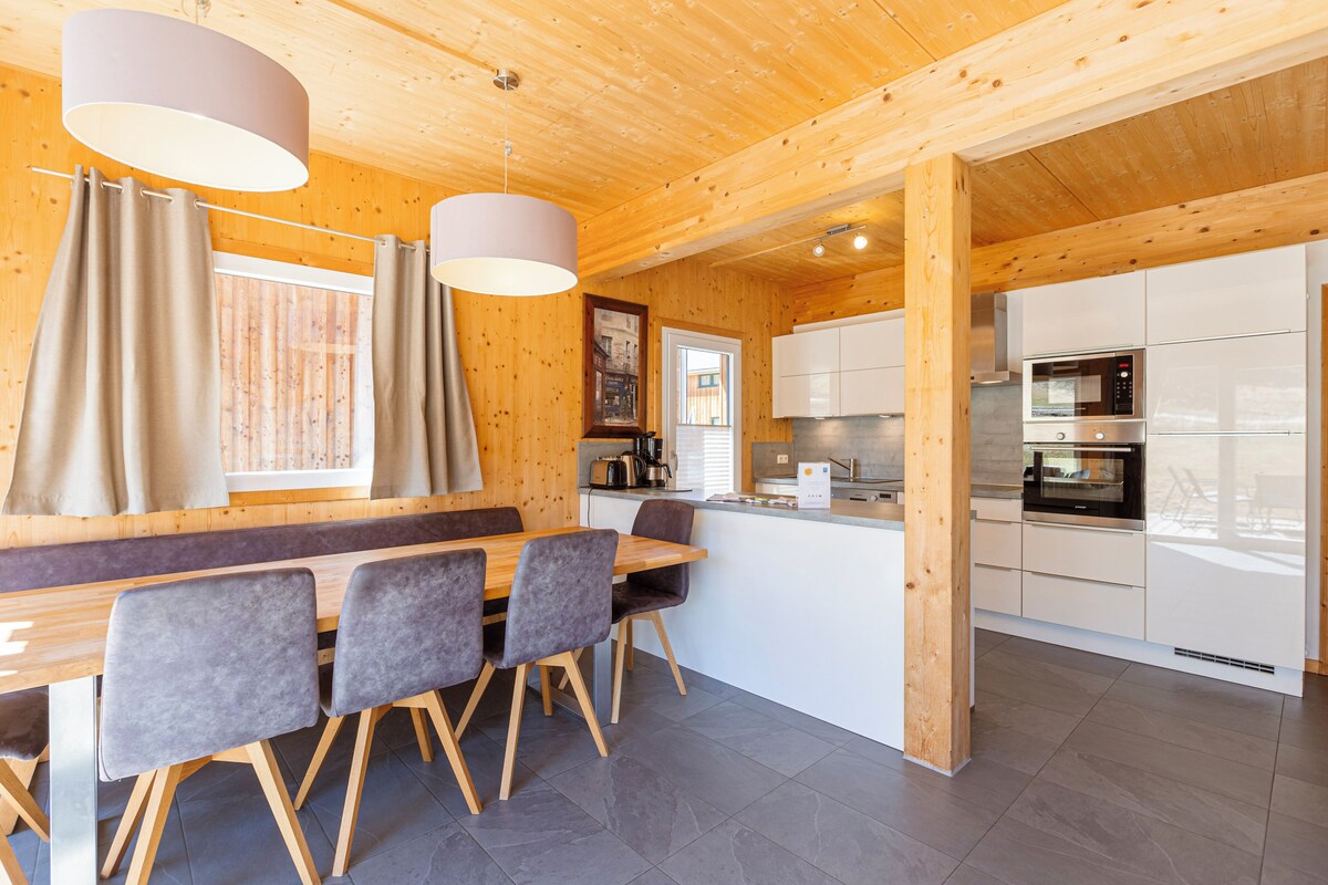 Chalet # 25a  mit 4 Schlafzimmern, IR-Sauna & Whirlpool | Sala de estar | TV de ecrã plano 