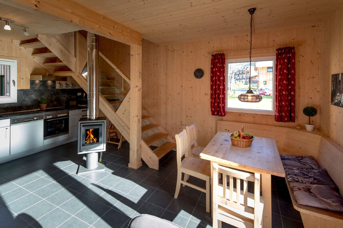 Chalet # 4a  mit 2 Schlafzimmern & IR-Sauna | Cozinha privada | Uma cafeteira/bule, um frigorífico/congelador grande, um forno 