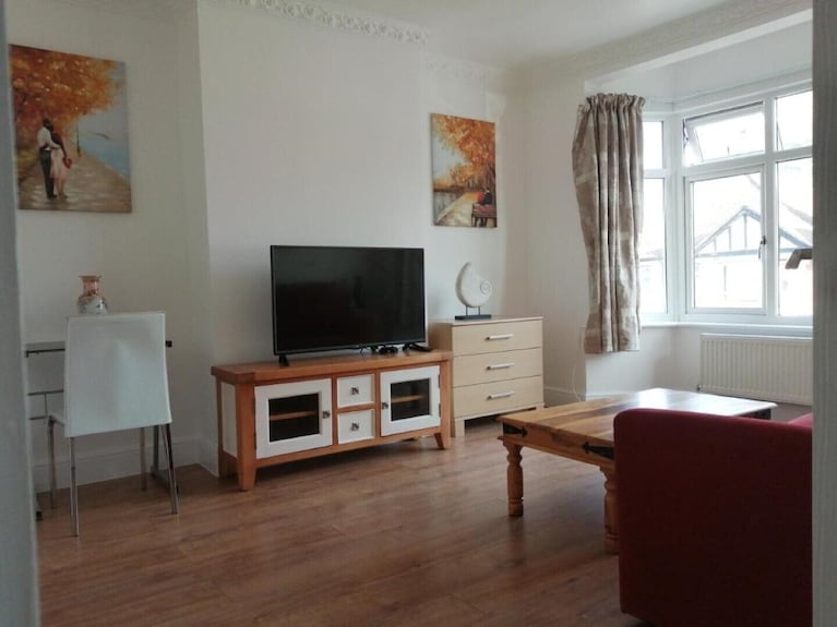 Lovely 3 Bedrooms Flat Near Romford Station With Free Parking - Dagenham