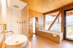 Superior Chalet # 02 mit Sauna & Whirlwanne innen | Banheiro | Secador de cabelo, toalhas de banho, sabonete, shampoo