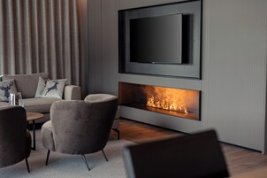 Penthouse mit 3 Schlafzimmer und Kamin | Sala de estar | TV de ecrã plano 