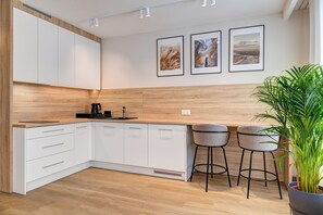 Suíte estúdio, sacada, vista para o pátio | Cozinha privada | Geladeira grande, cooktop, lava-louças, máquina de café expresso