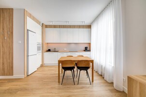 Apartamento Deluxe em Condomínio Fechado, varanda, Vista para a cidade | Sala de estar | Televisor de ecrã plano de 55 polegadas com canais por cabo 