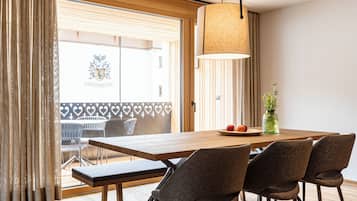 Superior Ferienwohnung mit 2 Schlafzimmer und Infrarot-Sauna | Refeições no quarto