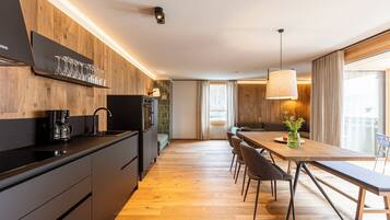 Superior Ferienwohnung mit 2 Schlafzimmer und Infrarot-Sauna | Cozinha privada | Um frigorífico/congelador grande, uma placa de cozinha