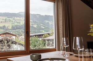 Premium Penthouse mit 3 Schlafzimmer und Infrarot-Sauna | Refeições no quarto