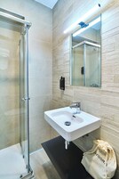 Quarto casal standard | Banheiro | Chuveiro, secador de cabelo, toalhas de banho, sabonete