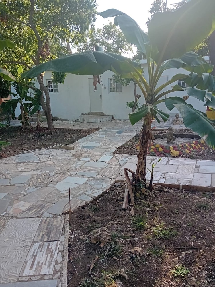 Inez Roots Hostel - Montego Bay