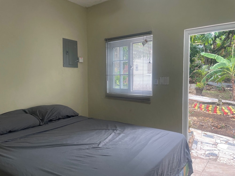 Inez Roots Hostel - Montego Bay