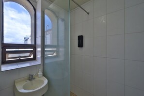 Quarto casal luxo | Banheiro | Chuveiro, secador de cabelo, chinelos, toalhas de banho