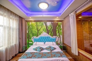 Quarto com cama grande, luminária no teto e janela com cortinas.