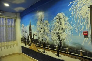 Um mural de uma cena de inverno com um castelo e árvores.