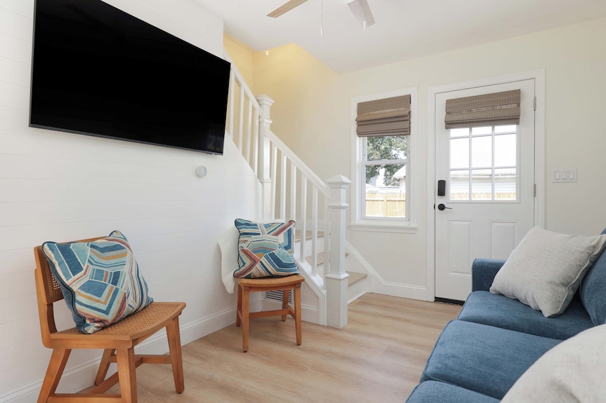 Cozy 2-bedroom Home: Modern Amenities, Wifi, And Ac3 Blocks From Pier Village - Red Bank, NJ