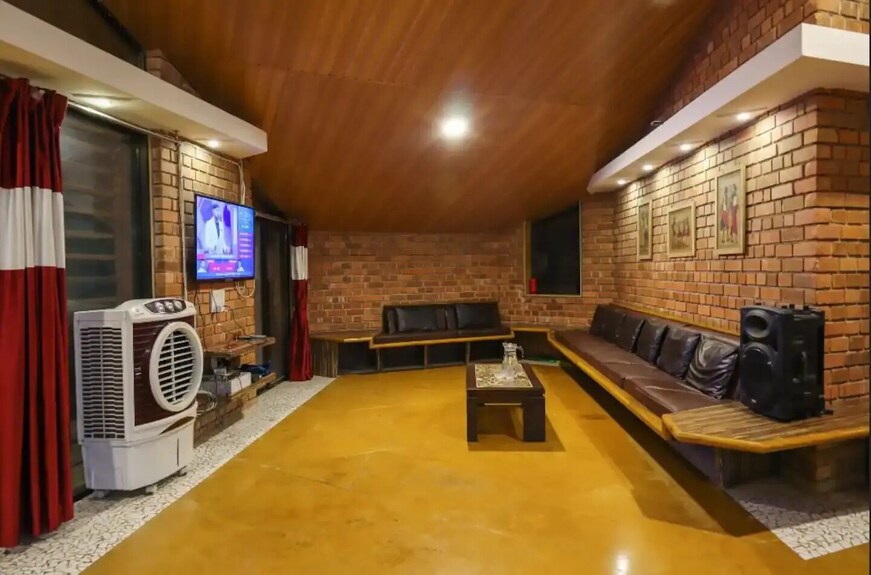 White Triangle By Joy Suites\n\n - 마하라슈트라