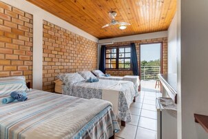 Quarto casal superior, sacada, vista para a praia | Espaço de trabalho para notebook, Wi-Fi de cortesia