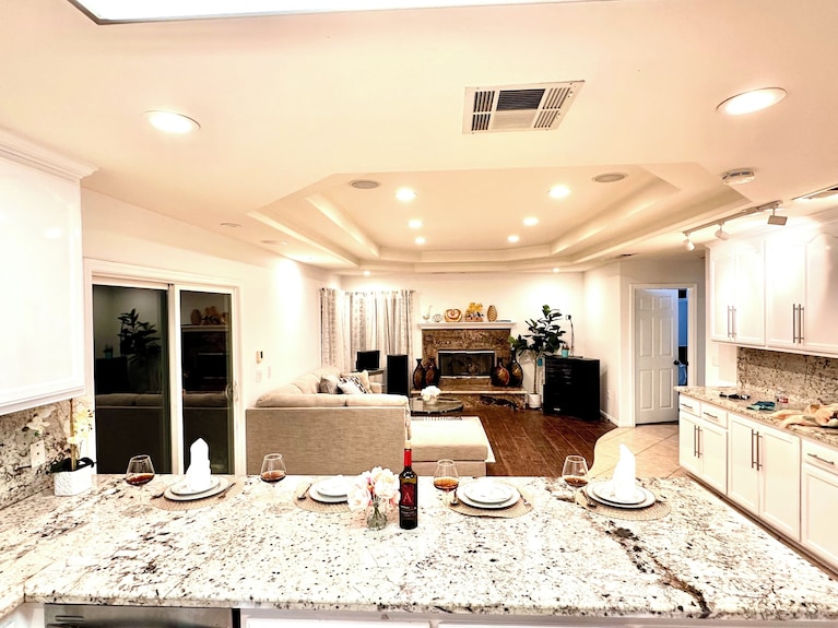 Santa Ana Royal Prestige Home/ Pool-spa Resort Style/ Disneyland/beaches/16guest - Anaheim