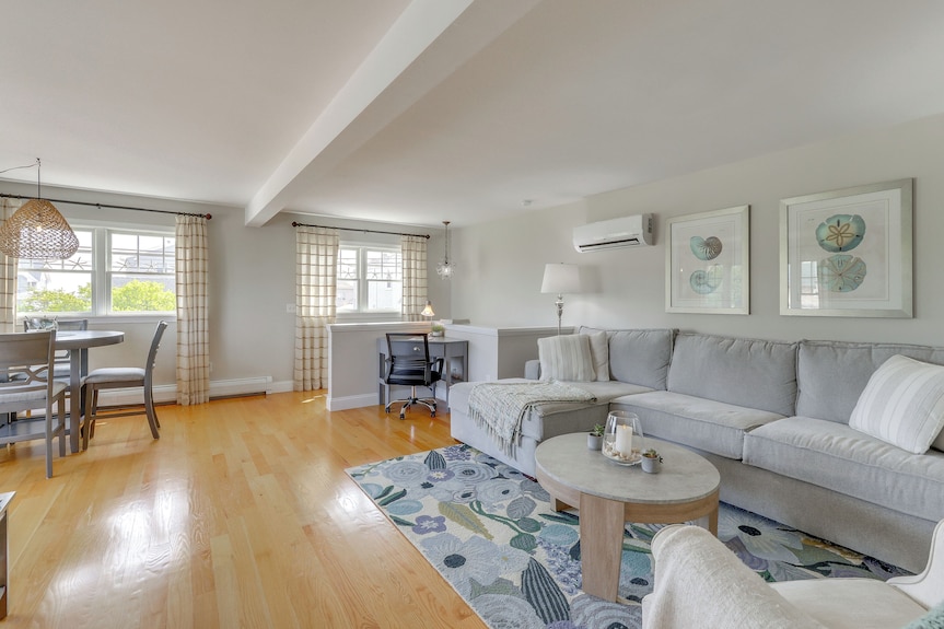 Walk To Beaches: Sunny East Haven Home W/ Grill - Connecticut