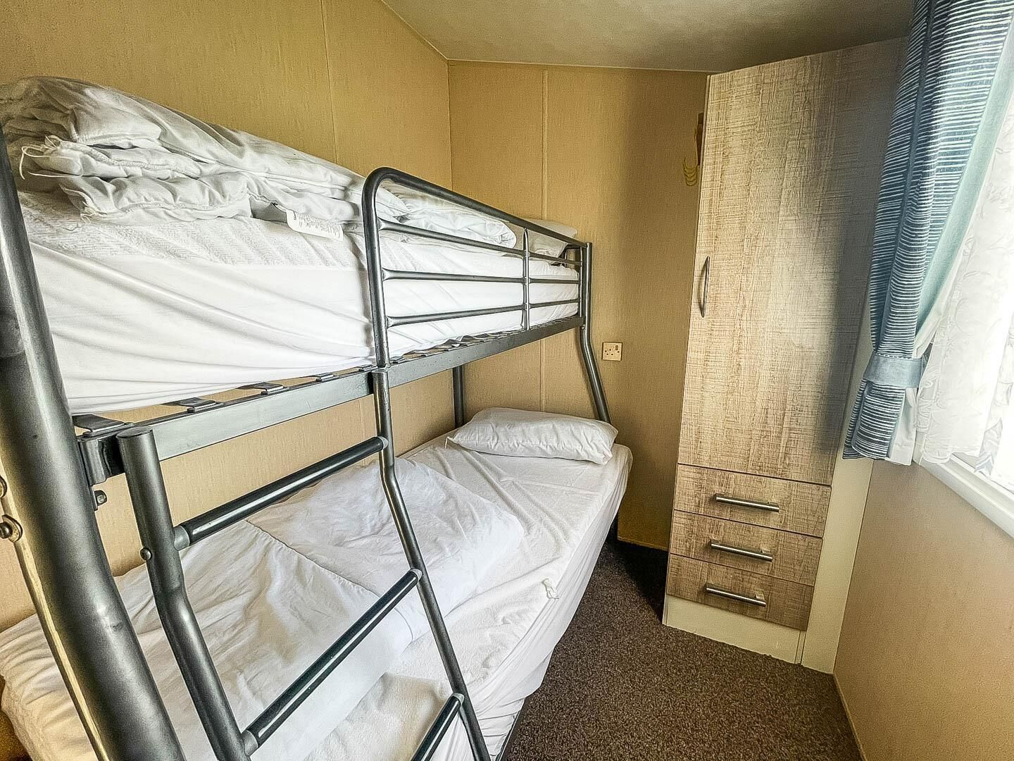 Homely 6 Berth Caravan For Hire By The Beach At California Cliffs Ref 50006f - Caister-on-Sea