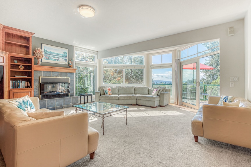 Family Friendly Water View Escape With Deck, Games And Garden Views - Langley, WA