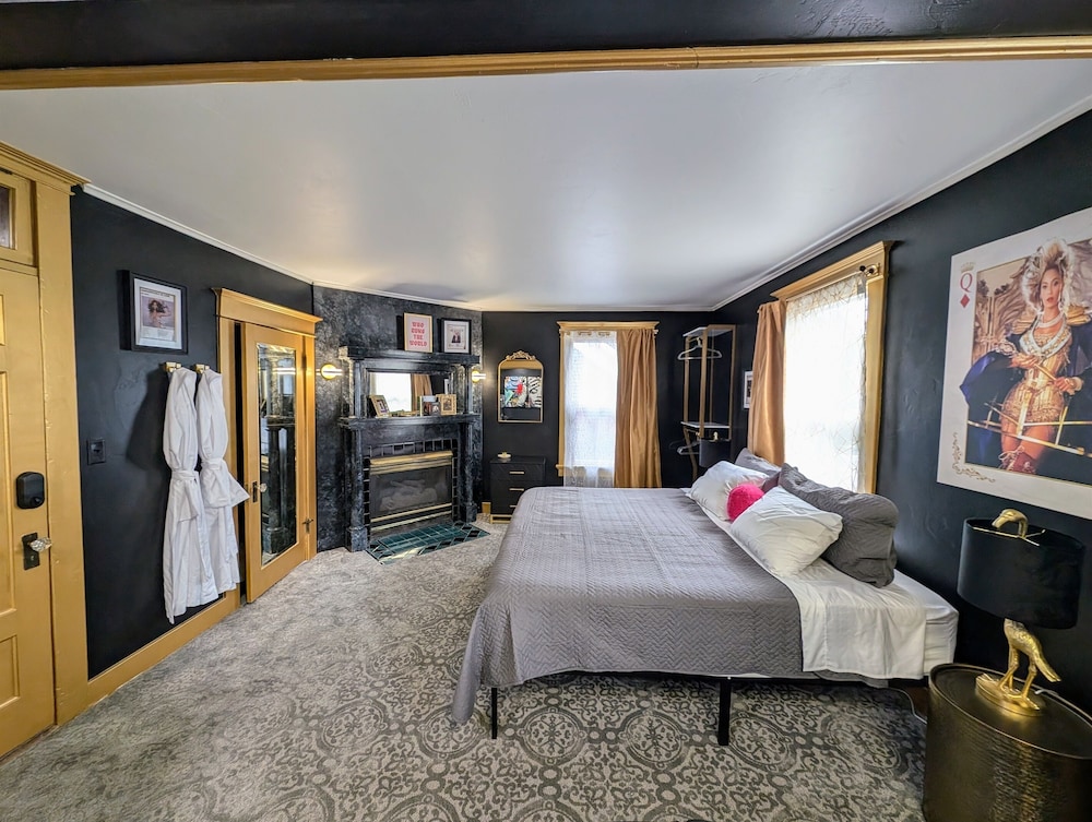 Relaxing King Bed Suite! Beyoncé Decor. - Sturgeon Bay, WI