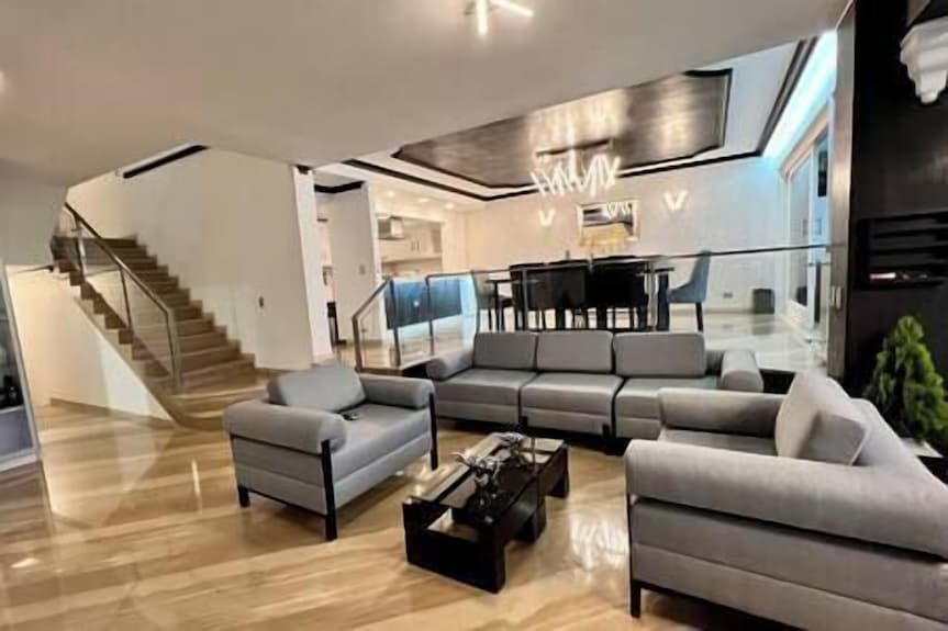 The Las Palmas Mansion In El Poblado, Medellin - 메데인